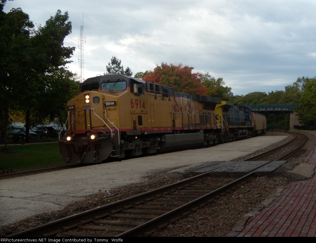 UP 6914 and CSX 44 team up to get a 135 car loaded coal train up the hill in Kirkwood